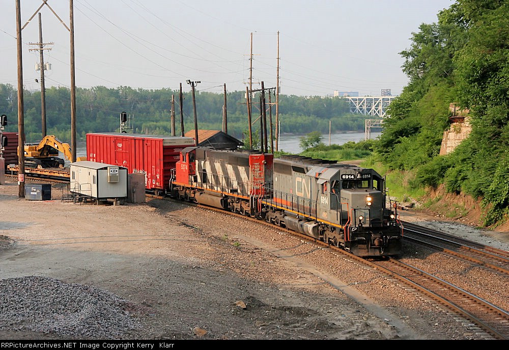 CN 6914 coming off of the Hannibal Bridge that crosses the Missouri River